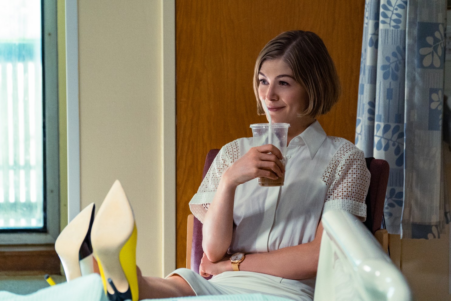 Review Film I Care A Lot, Rosamund Pike Benar-benar Memukau